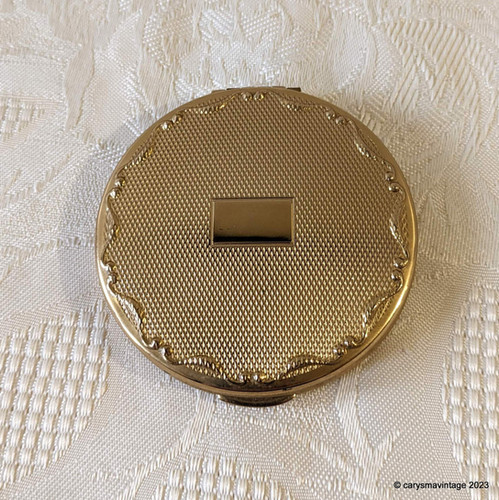 Kigu powder compact with blank cartouche | Carysma Vintage