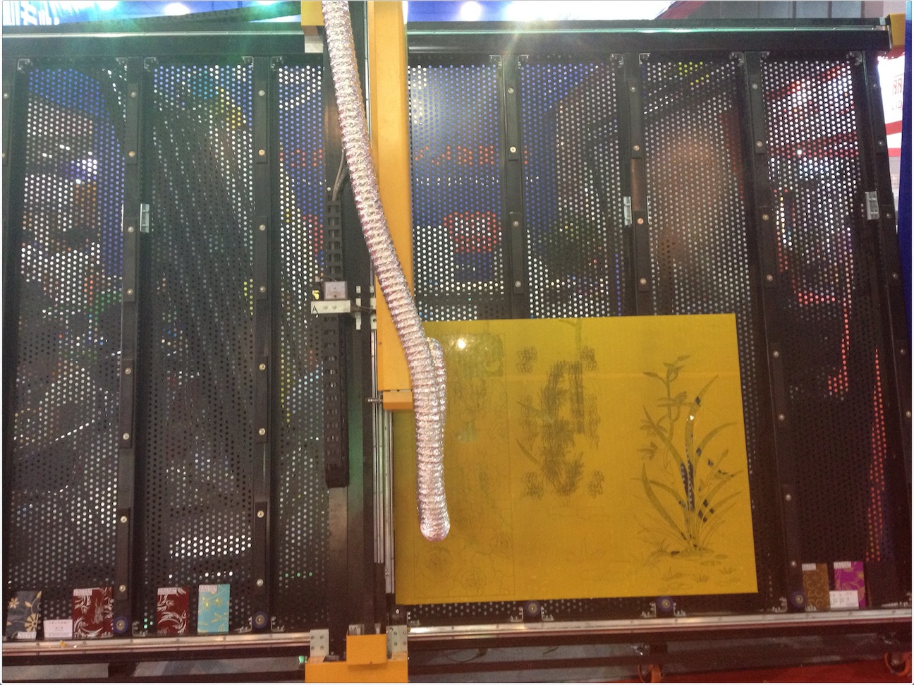 Glass vertical cutting plotter