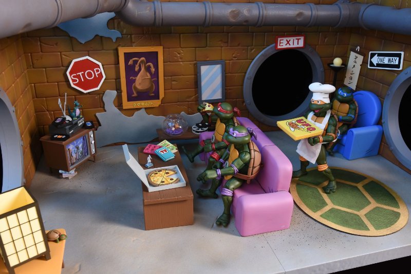 NECA Teenage Mutant Ninja Turtles Sewer Lair Living Room Diorama Playset