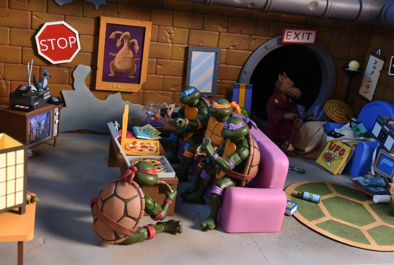 NECA Teenage Mutant Ninja Turtles Sewer Lair Living Room Diorama Playset