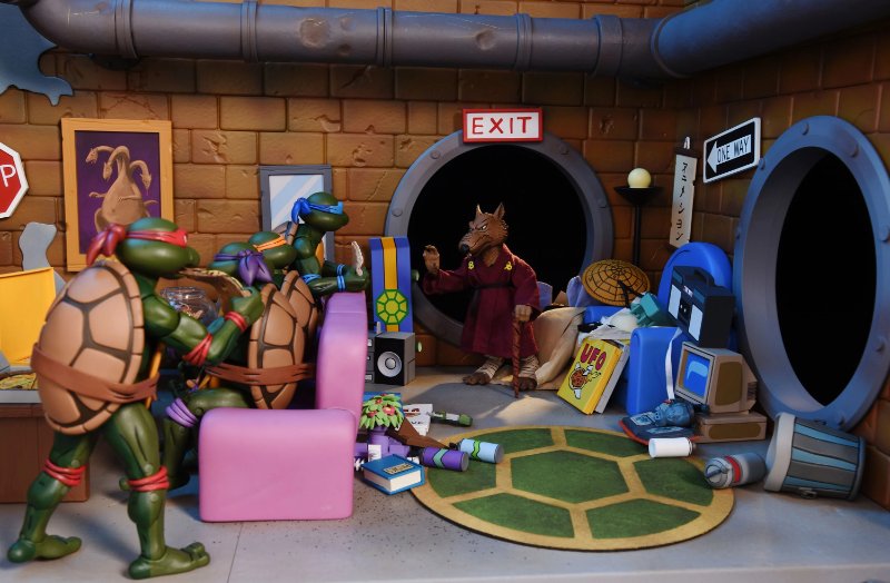 NECA Teenage Mutant Ninja Turtles Sewer Lair Living Room Diorama Playset