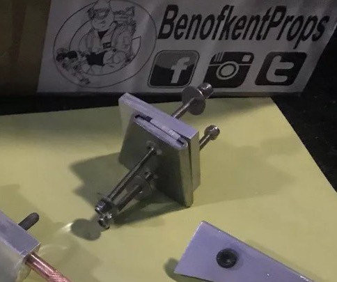 Metal V-hook x2 | Benofkentprops