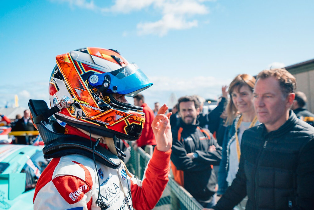 Esmee Hawkey scores pole, double victory and fastest lap at Thruxton