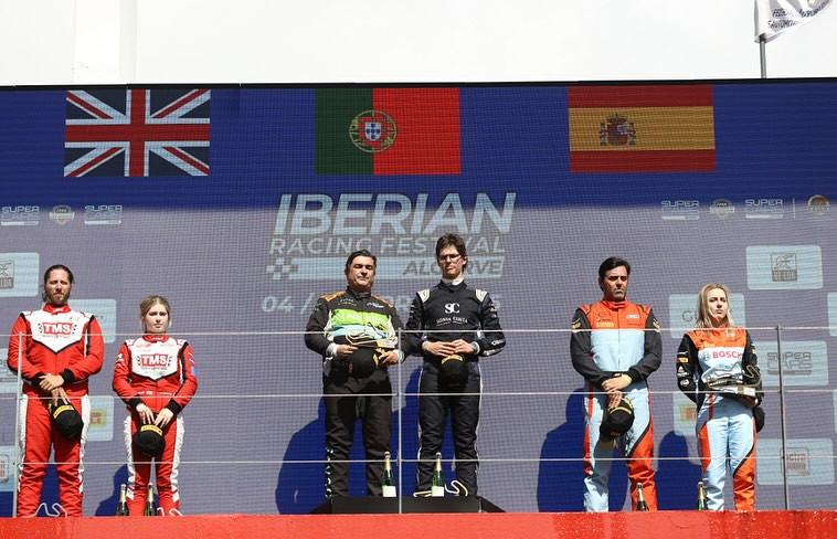 Iberian Supercars: Gracie Mitchell, Alba Vazquez claim GTX class ...