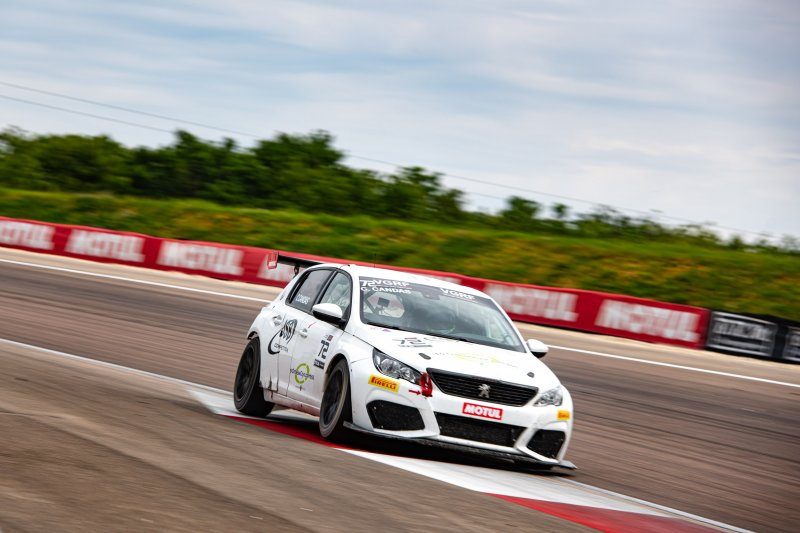 Caroline Candas on course for breakthrough victory