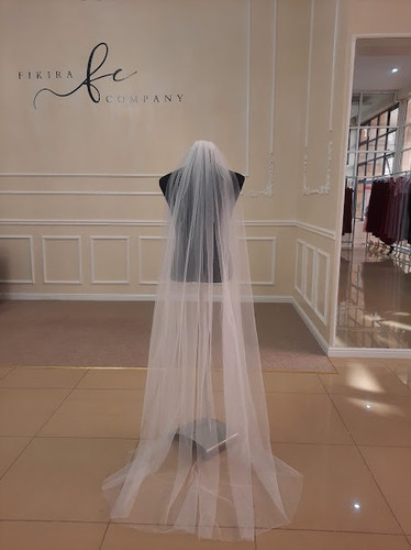 One tier floor length off white veil | Fikira Company