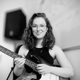 Laura McCarthy Guitar Studies | music-school