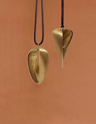 'Spinning Oloid' Pendant L | unravel