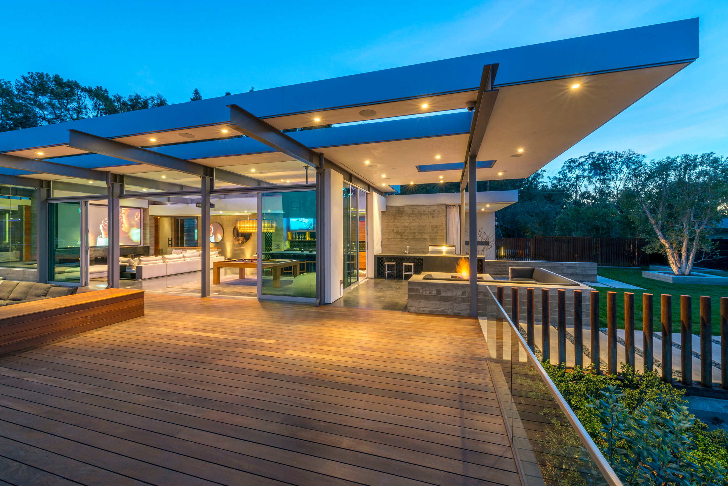 (FER) Studio Builds outside the box