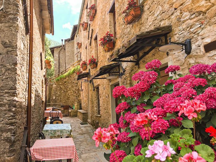 10 Beautiful Backgrounds of Hidden Italian Places – Free Zoom Backgrounds