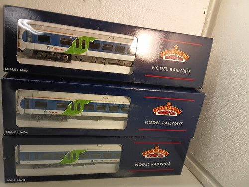 Bachmann 31-026 Turbo 3 car class 166 DMU - Thames Trains livery ...