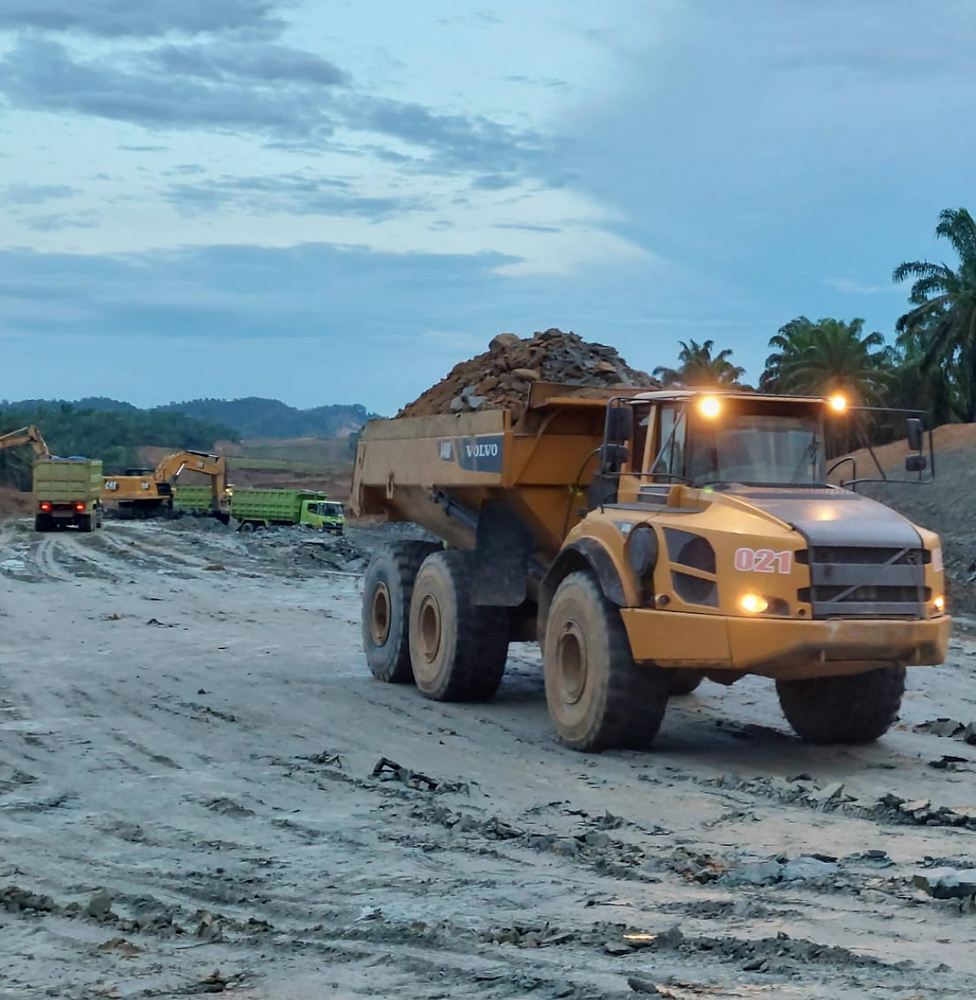High Dump Truck: Solusi Terbaik untuk Pekerjaan Berat dalam Konstruksi