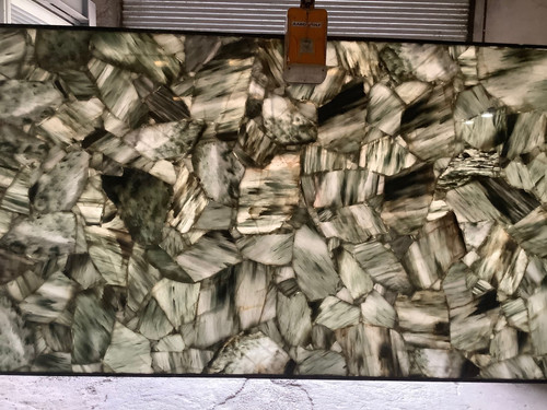 Emerald Green Quartz | LuxuryStoneSlabs