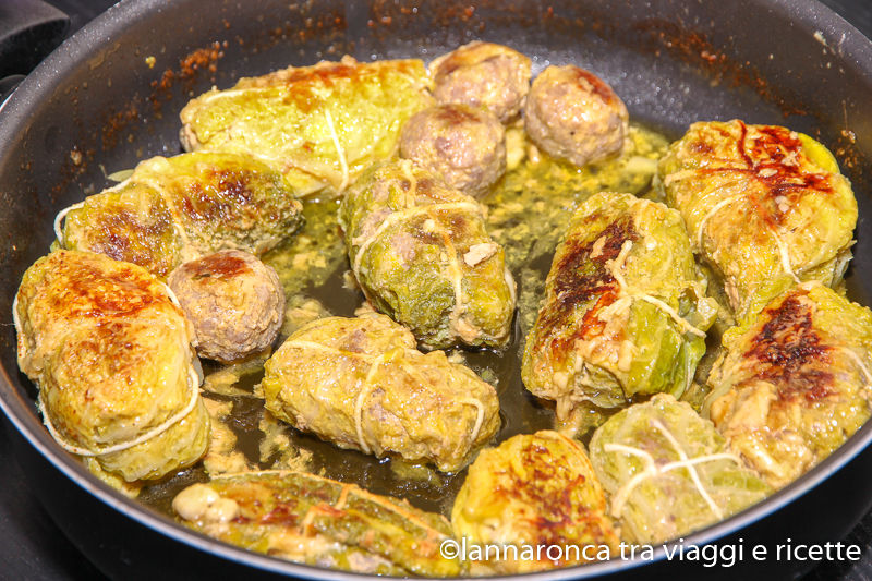 Involtini di verza con salsiccia