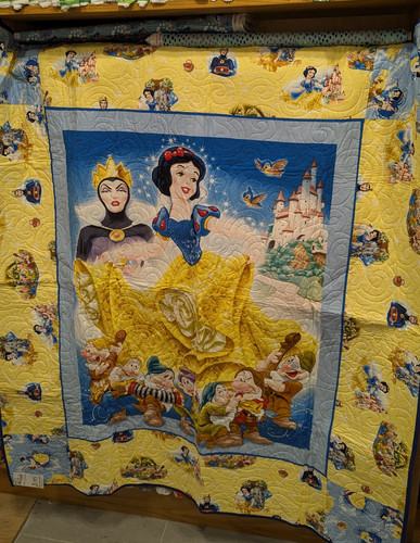Snow White Quilt Shop Sample - Finished quilt | my-sewing-supplies