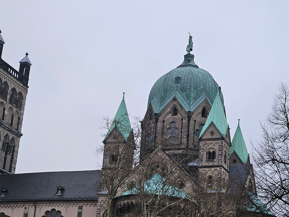 St. Quirinus in Neuss - die Figur eines Heiligen auf dem Dach einer Kirche
