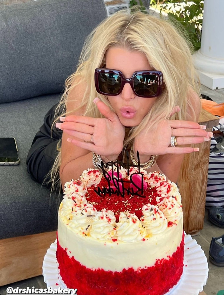 JESSICA SIMPSON TURNS 42 AND CELEBRATES WITH RED VELVET CAKE