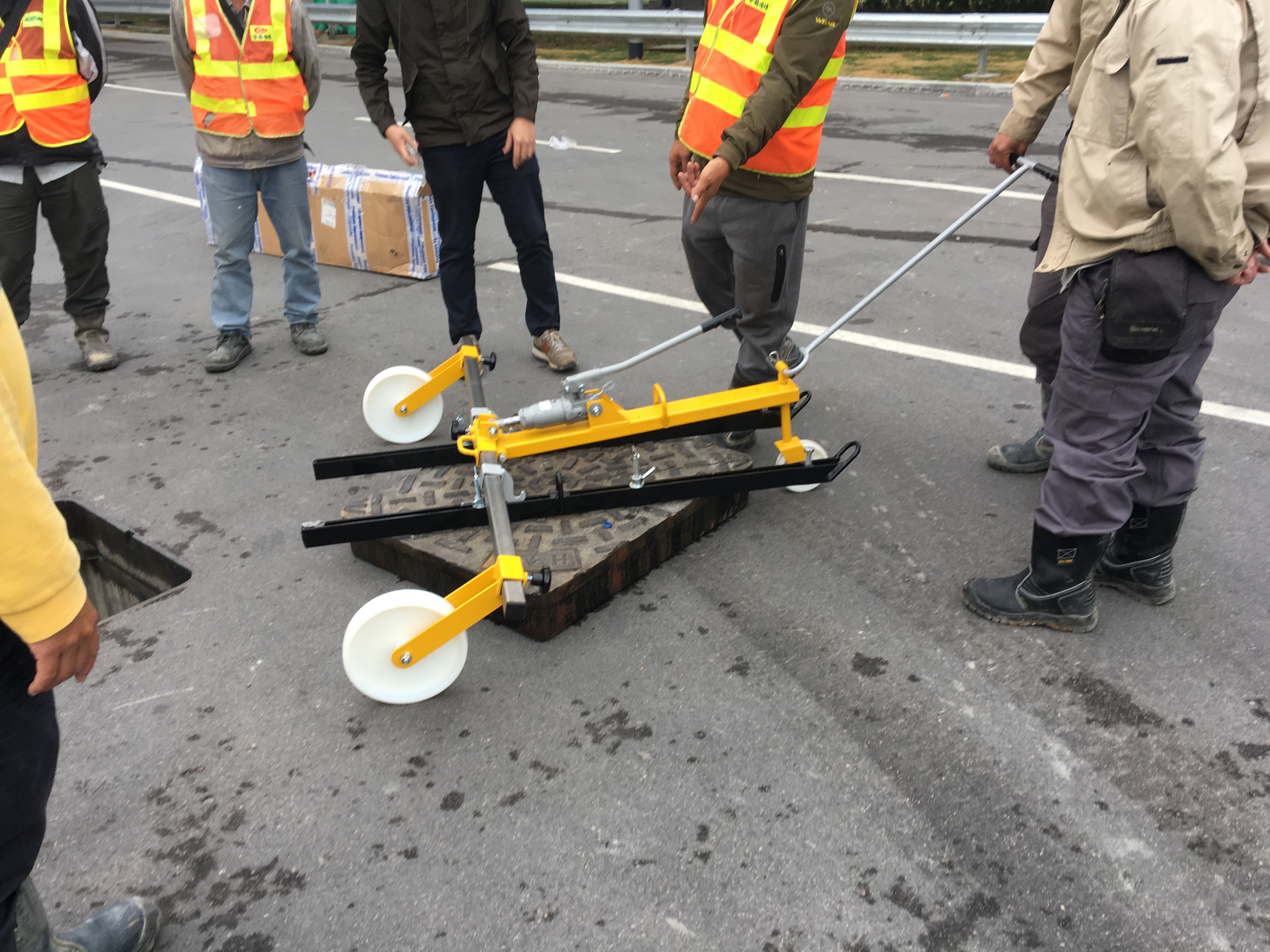 Manhole Cover Lifters 起渠蓋機 | aeehk