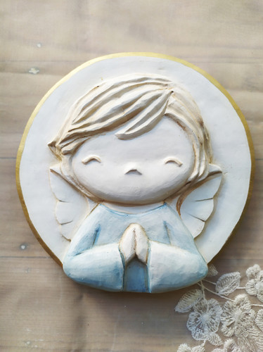 Angelito niño en blanco con la túnica en color | primeracomunion