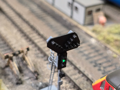 N Gauge 3 Aspect Signal with Cage with Pos1, 4 & 5 RI, PLS (Common ...
