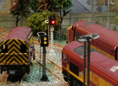 N Gauge 4 Aspect Searchlight Signal with Maintenance Platform | CR Signals