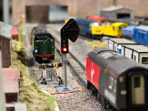 N Gauge 3 Aspect Signal with Cage with Pos 4, 5, 6 | CR Signals