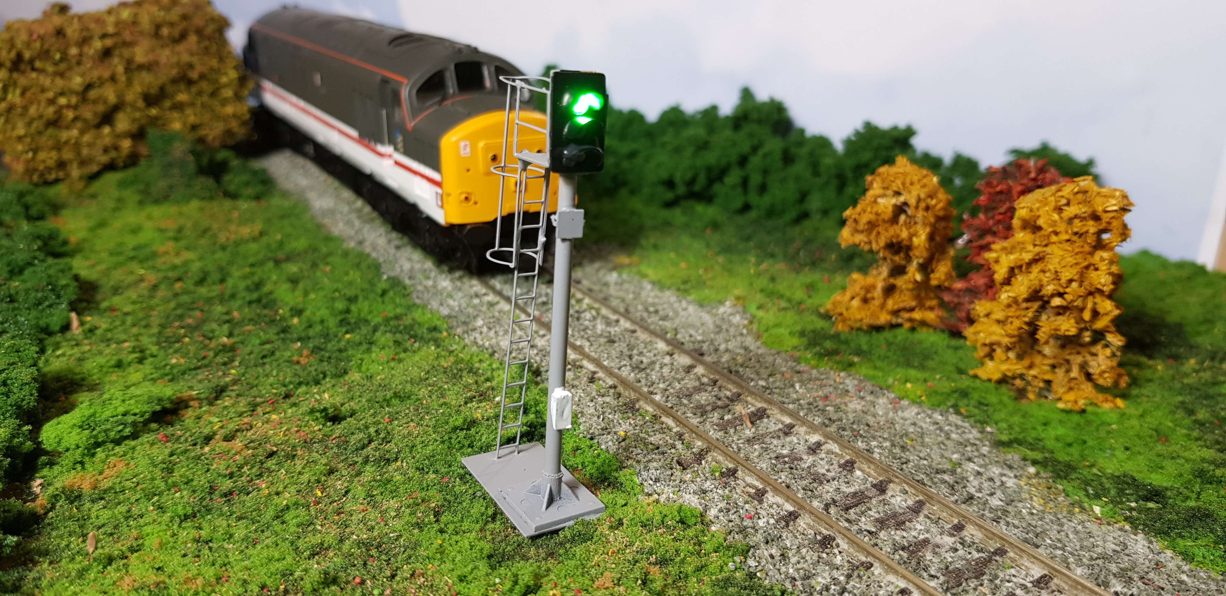 OO Gauge 3 Aspect Home Signal with Safety Cage | CR Signals