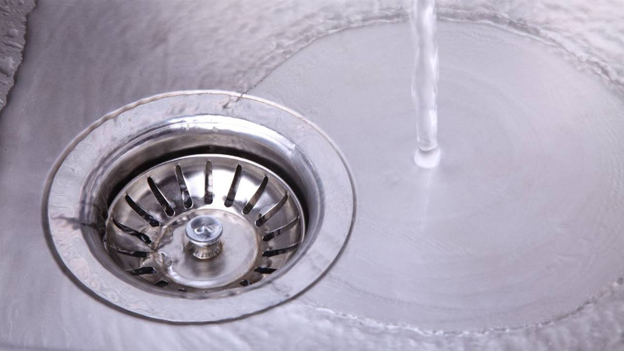 Fregadero atascado: ¿Cómo desatascar un fregadero? Remedios caseros y ...