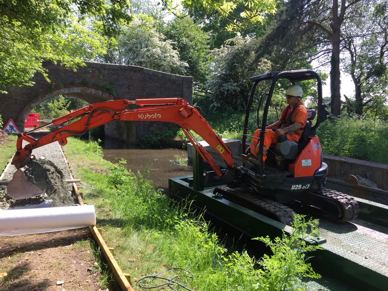 Narrow Beam Digger Pontoon Hire | The Rothen Group
