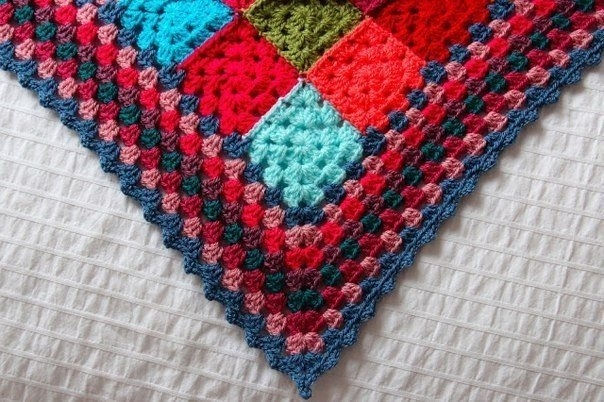 Bright multi-colored blanket. FREE Crochet Pattern.