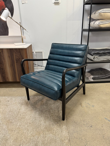 Lyric - Floor models | Form Furniture