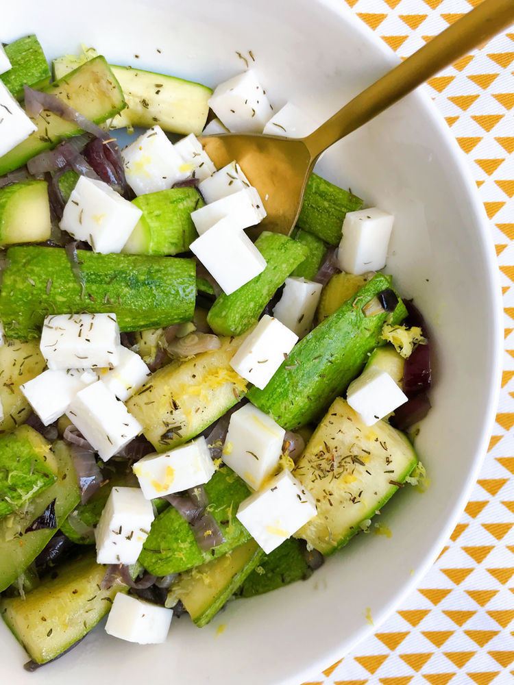 Salade tiède de courgettes sautées, oignon rouge et feta