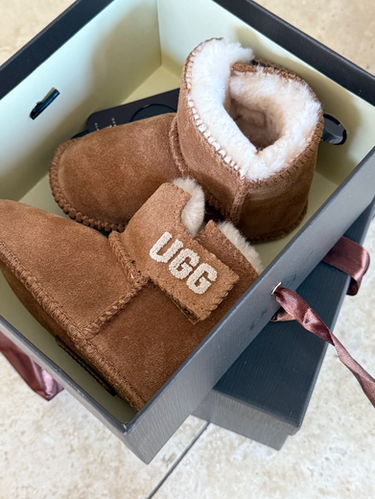 OZWEAR BABY UGG 로고 보행기화 2색상 | HOJUNUNA