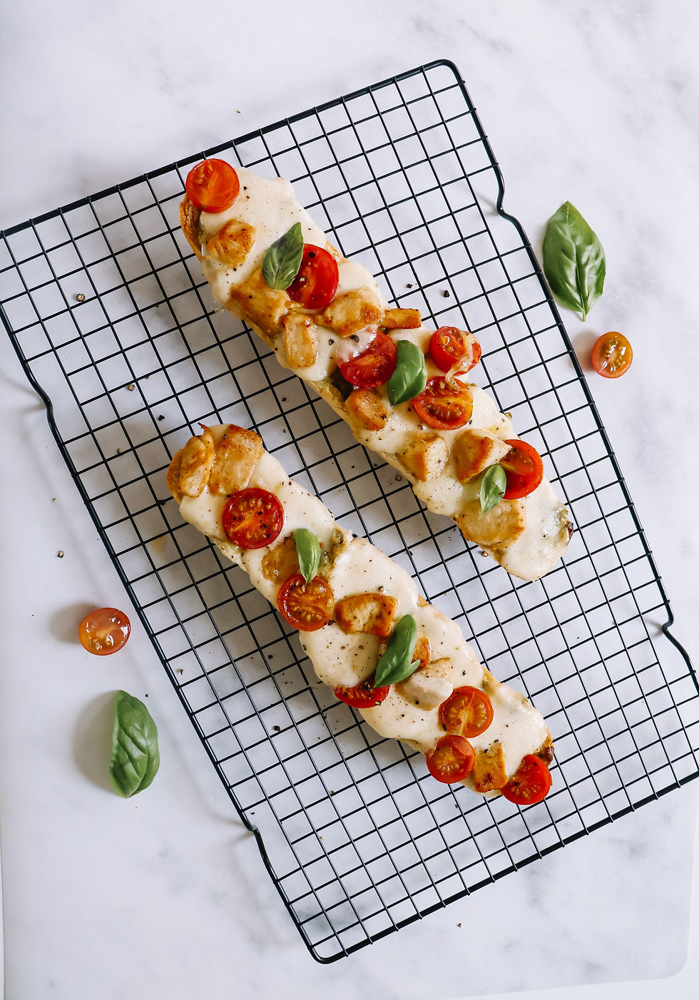 Recept: Stokbrood met pesto, mozzarella, tomaatjes en kip