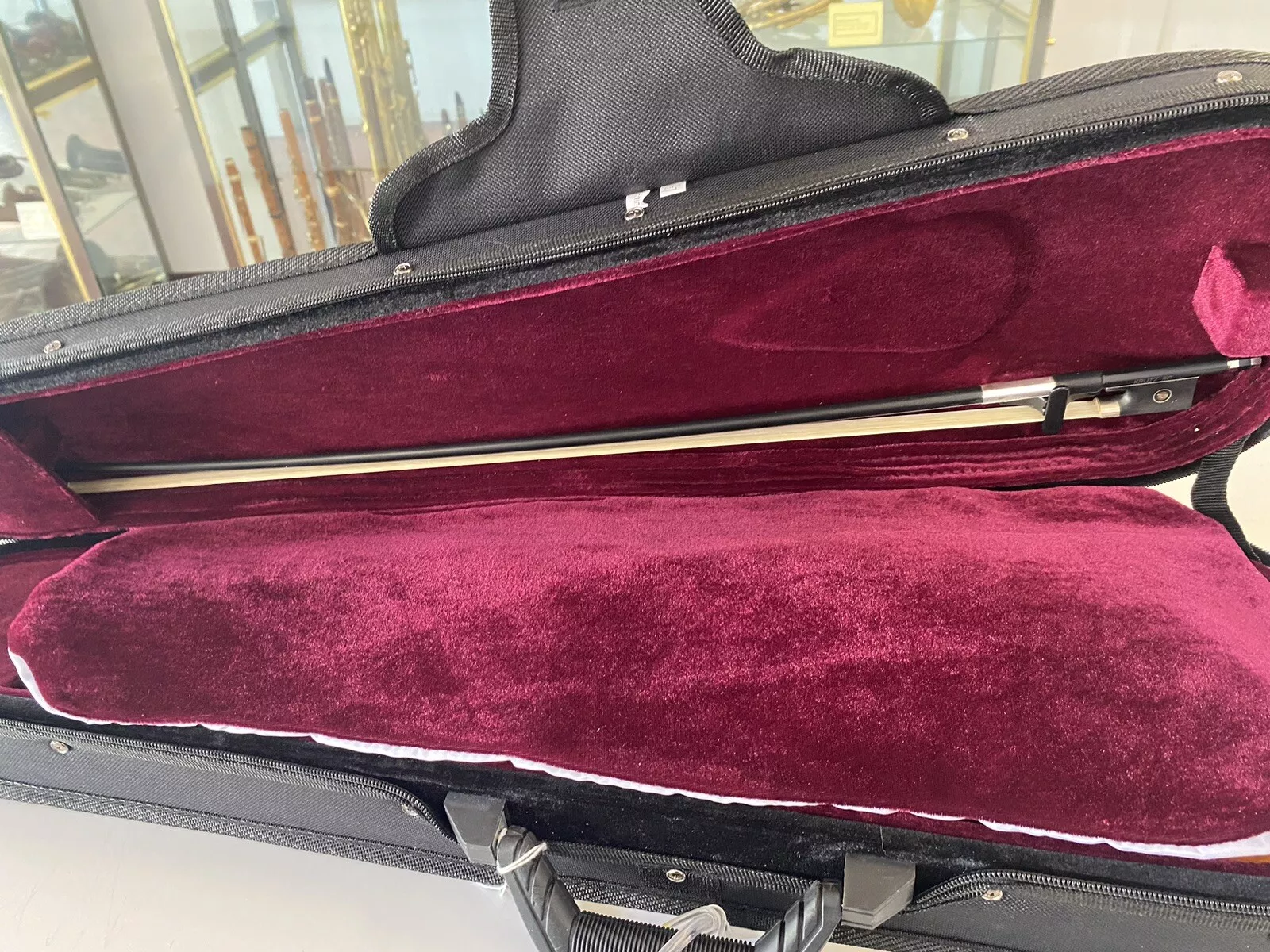 Mint Open Box Krutz 300 Series 1/2 size Violin Outfit, Model 230; with Case, Bow | WBIC Main Website