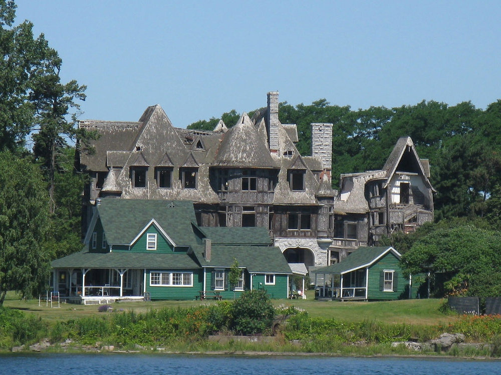 Carleton Villa: Eternos Moradores