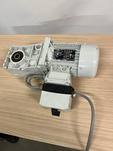 SELT / SOLD Lenze Gear Motor 3-mot EN60034 | Efnisveitan