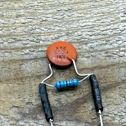 John Suhr Ceramic Disc Treble Bleed 680pF / 150kΩ Resistor (Single ...