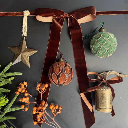 'CINNAMON & SPICE' CHRISTMAS TREE DECORATING KIT (40 PIECES) | Curated ...