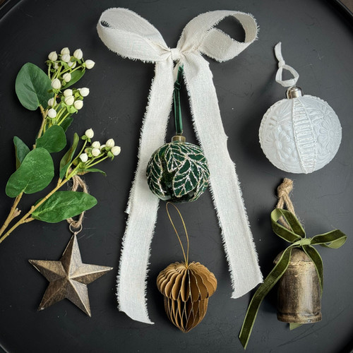 'A WHITE CHRISTMAS' CHRISTMAS TREE DECORATING KIT (34 PIECES) | Curated ...