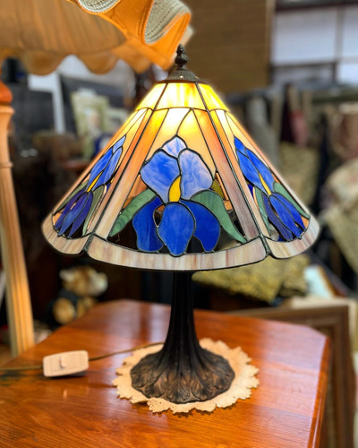 Gorgeous Fine Iris Flower Design Tiffany Style Leadlight Table Lamp ...