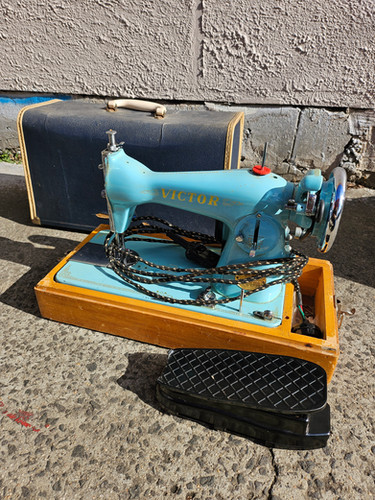 Victor Vintage Sewing Machine With Carry Case, Made In Japan | Mysite