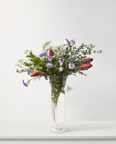 LISIANTHUS IN CONE SHAPED GLASS VASE | Floret