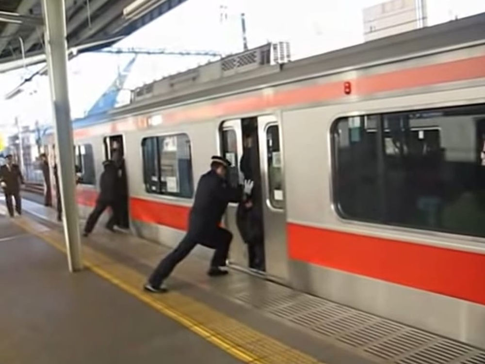 Oshiya, Salah Satu Pekerjaan Unik Yang Ada Di Jepang