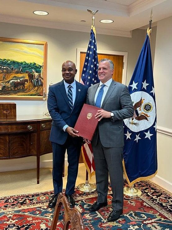 Luis Gilberto Murillo begins accreditation process as Ambassador in the ...