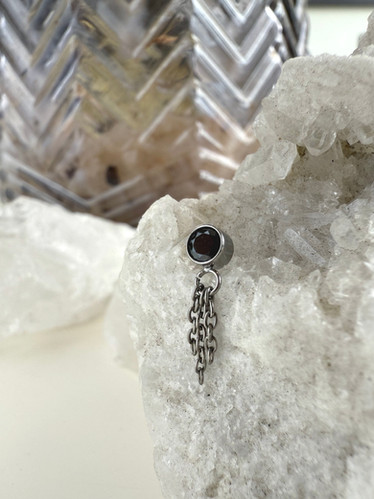 Top colgante pastilla negra con cadena triple (16g) | Luz Púrpura