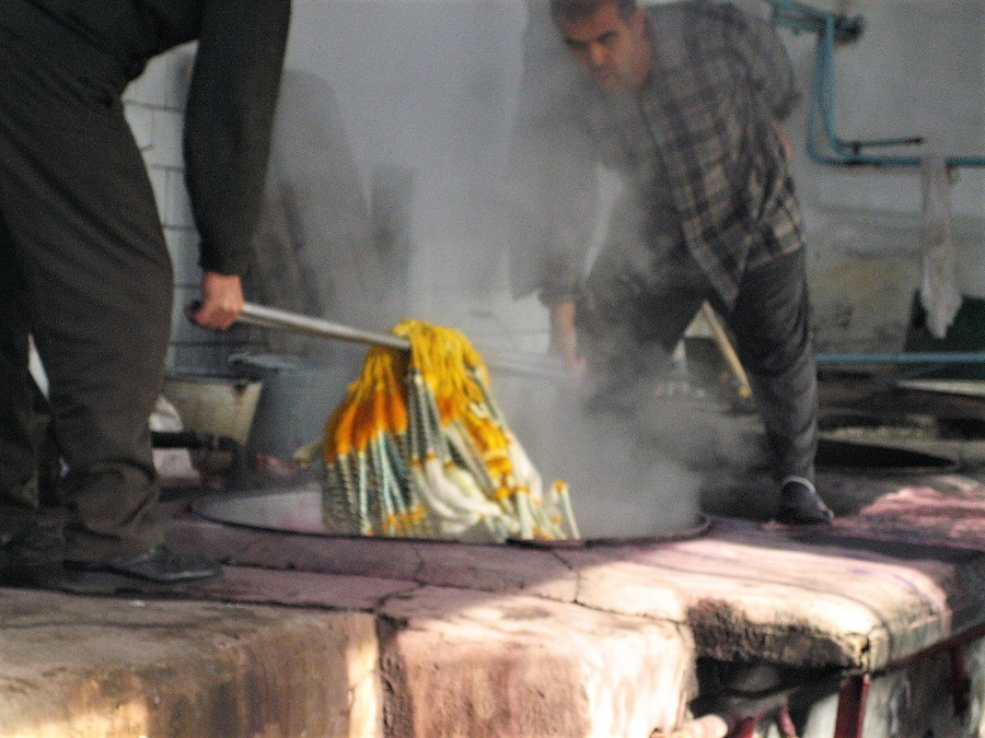 Ikat: dyeing process