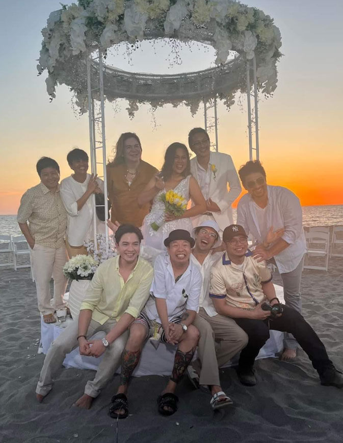 DIREK CATHY, AYAW NG MGA ARTISTA SA WEDDING NIYA, SINUGOD PA RIN NINA ... DIREK CATHY, AYAW NG MGA ARTISTA SA WEDDING NIYA, SINUGOD PA RIN NINA ...