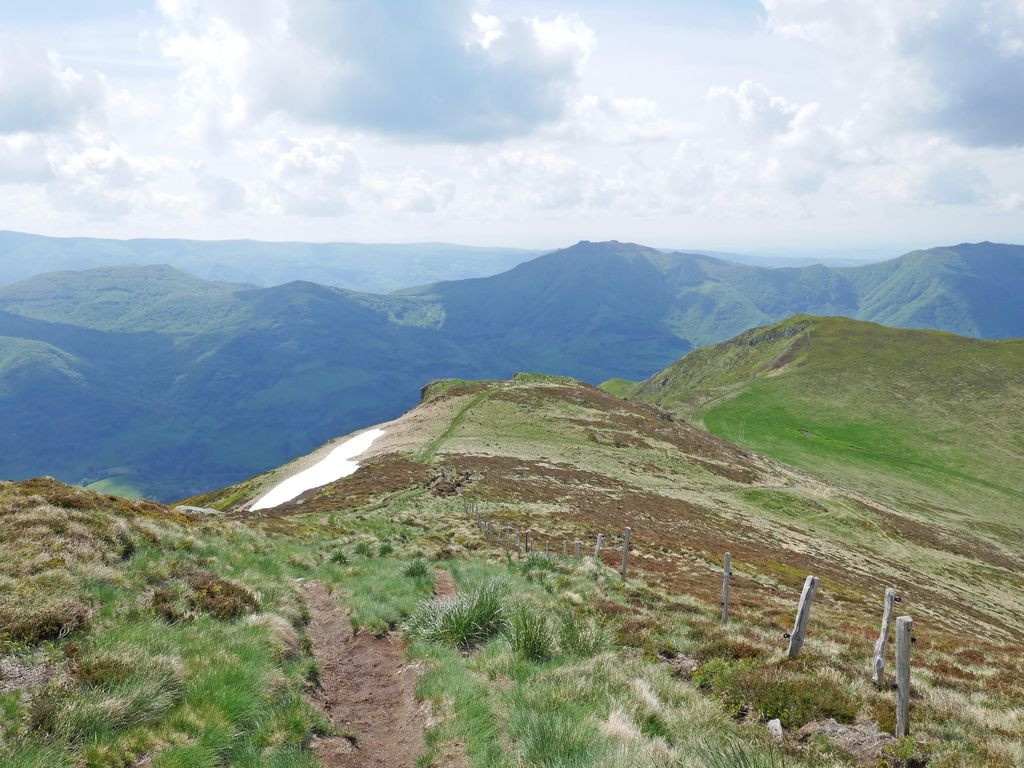Le randonneur fou - Le GR 400 : tour du volcan cantalien (2018)