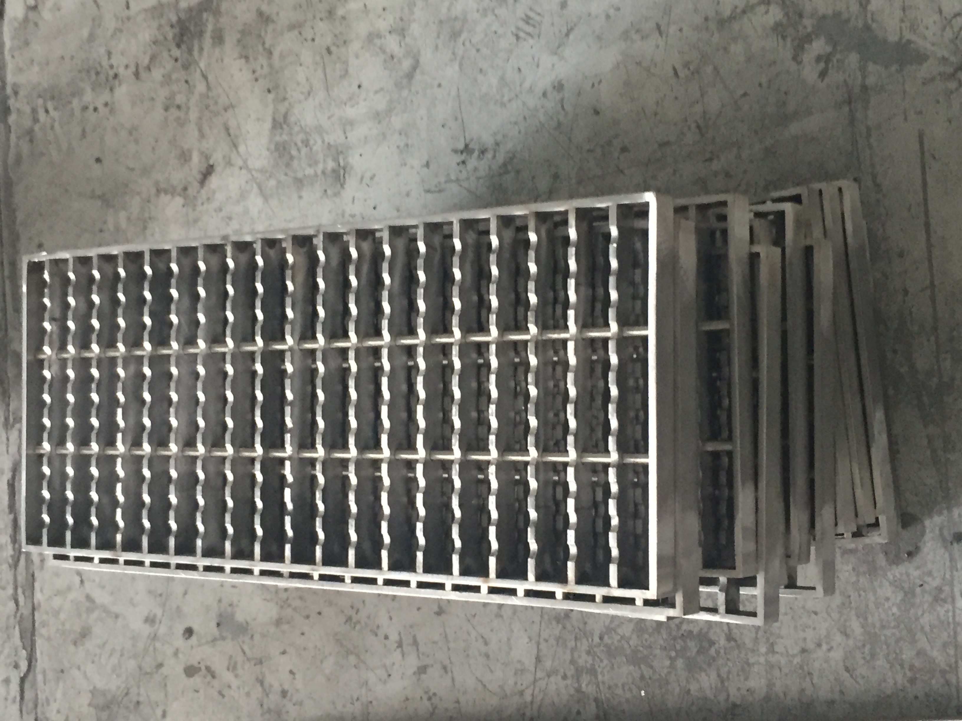 Stainless Steel Grating Suppliers in UAE| Linear Shower Drains,Gullies